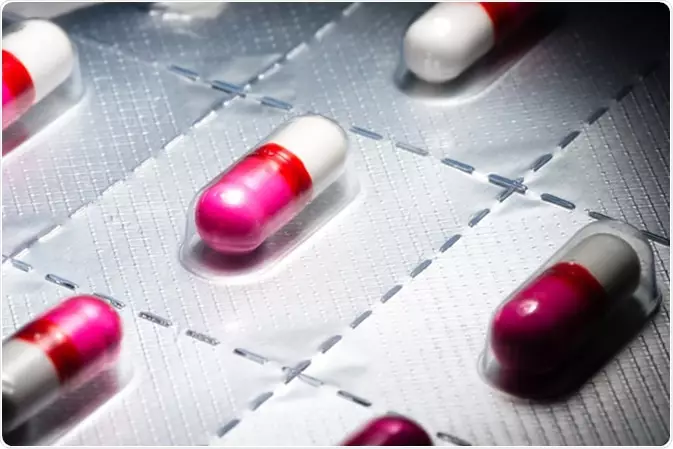 Li-capsules tse pinki tsa antihistamine ka har'a pakete ea blister Credit Credit: EHStockphoto / Shutterstock