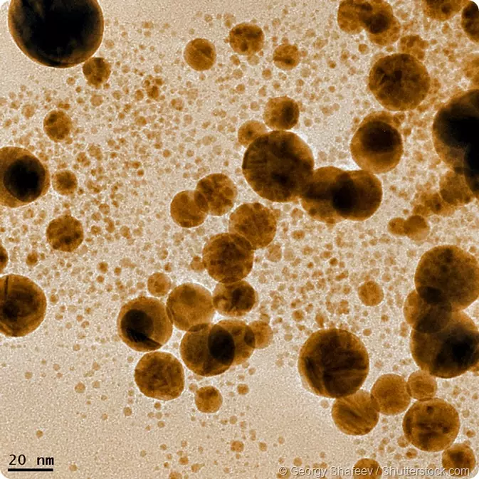 Nanacháithníní óir a tháirgtear trí ablation léasair in uisce trom. Seasann barra scála fiche nanaiméadar (20 nm)