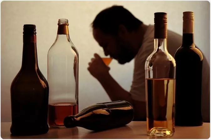 Alcoholism, Alcohol Misuse, thiab Cawv Dependence