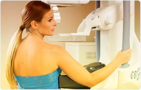 Nwanyị nwanyị na-anwale mammography n'ụlọ ọgwụ. Ebe E Si Nweta Foto: GagliardiImages / Shutterstock